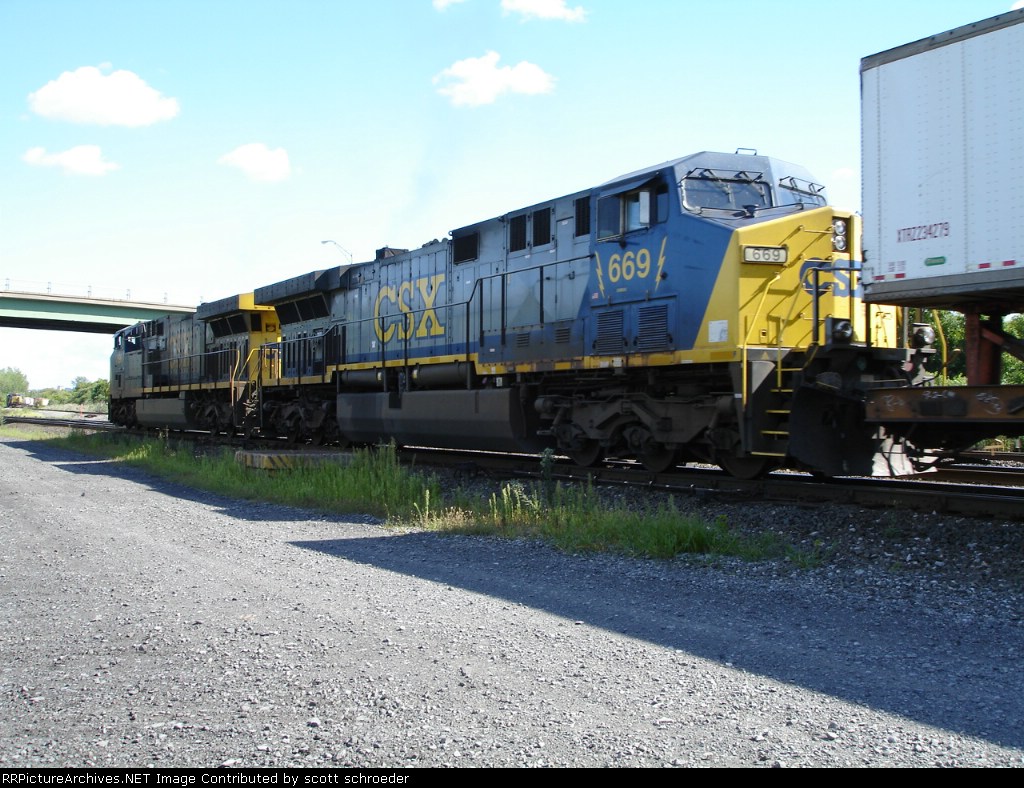 1 CSX CW44-6's lead an EB TOFC about to activate the Syracuse Detector
